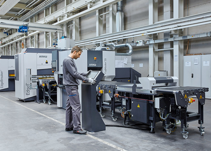 Gecontroleerd ontbramen en richten in één lijn - MetaalNieuws