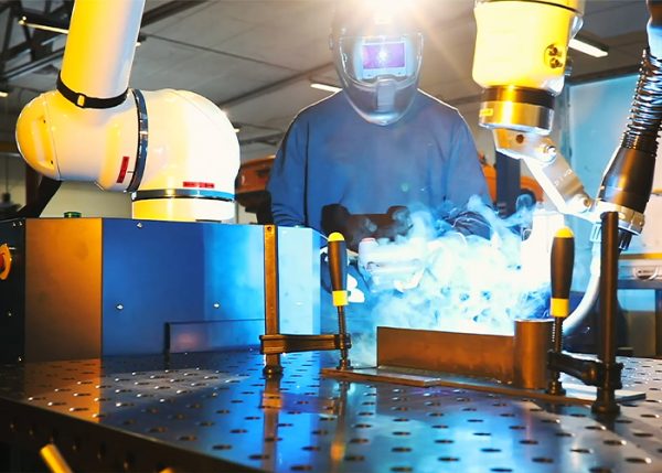 Lascobots en compacte robotlascel bij Yaskawa op METAVAK - MetaalNieuws ...